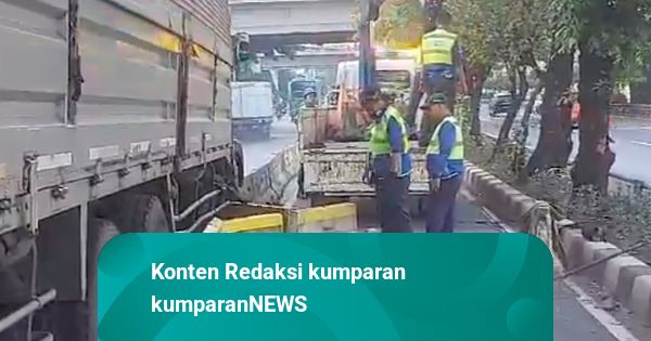 Truk Tabrak Pembatas Jalur Transjakarta di Tomang arah Slipi, Lalin Macet | kumparan.com